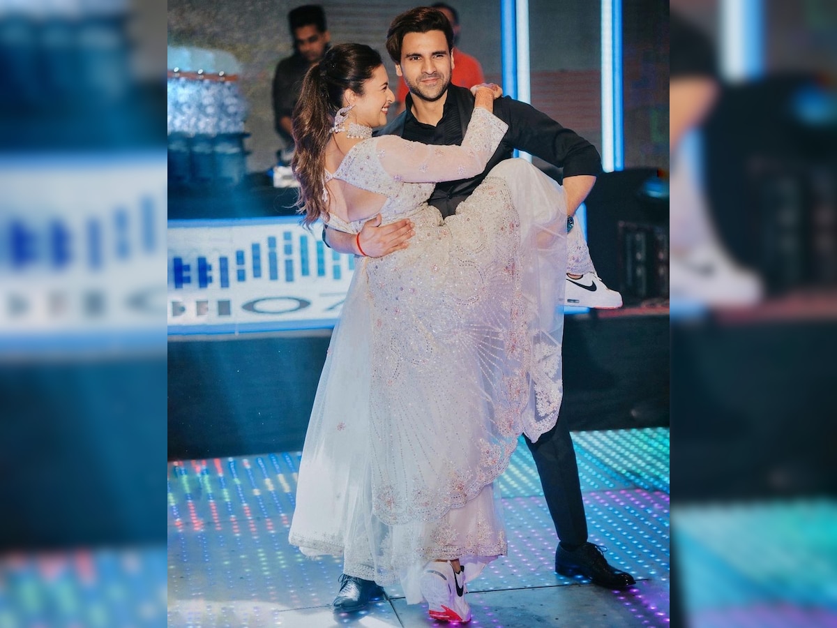 Tv Ishi Maa Divyanka Tripathi hides pregnancy wear tight dress flaunt ...
