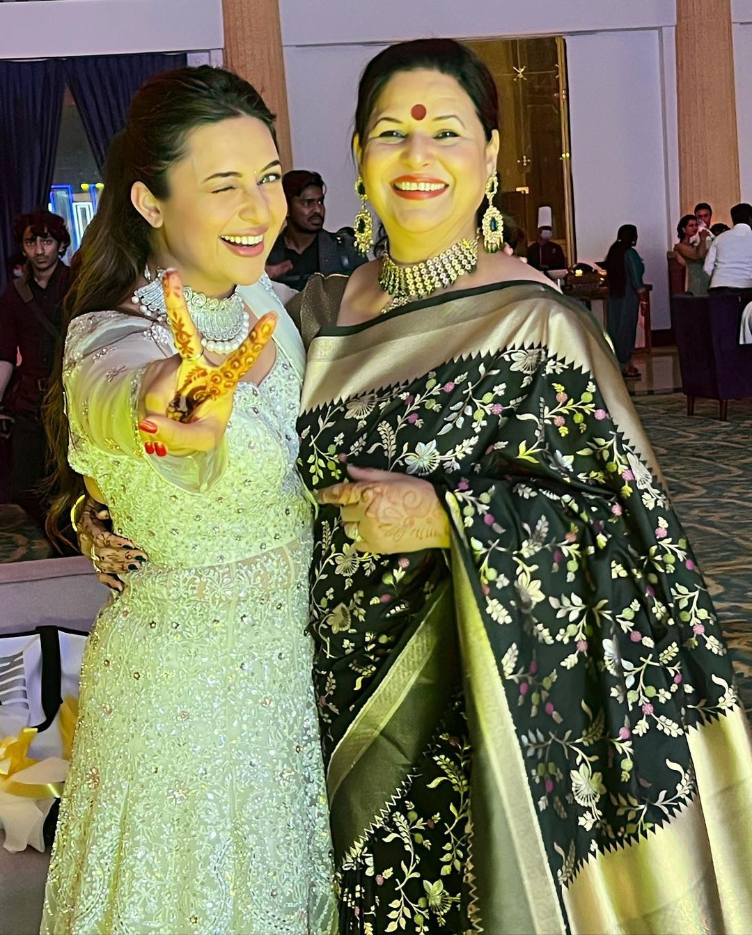 Tv Ishi Maa Divyanka Tripathi hides pregnancy wear tight dress flaunt ...