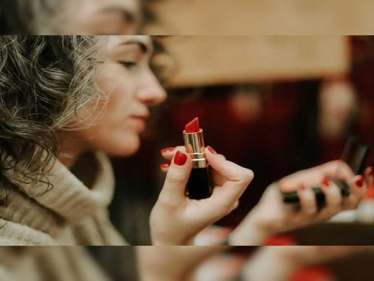 Side Effects of using Lipstick on Health know in details cause cancer ...