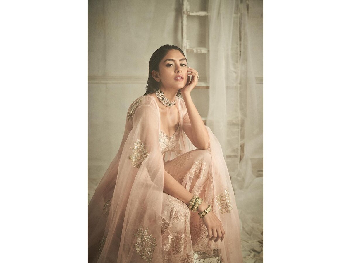 Mrunal Thakur ethnic look new photos instagram| Hindi News एथनिक लुक ...