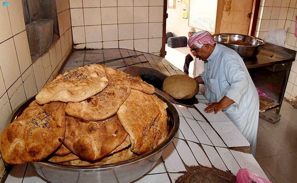 Red Bread arabic name is al khubzal ahmar laal roti recipe from Saudi ...
