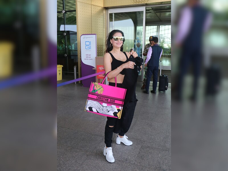 Gadar 2 Sakina aka Ameesha Patel flaunt deep cleavage sexy body in ...