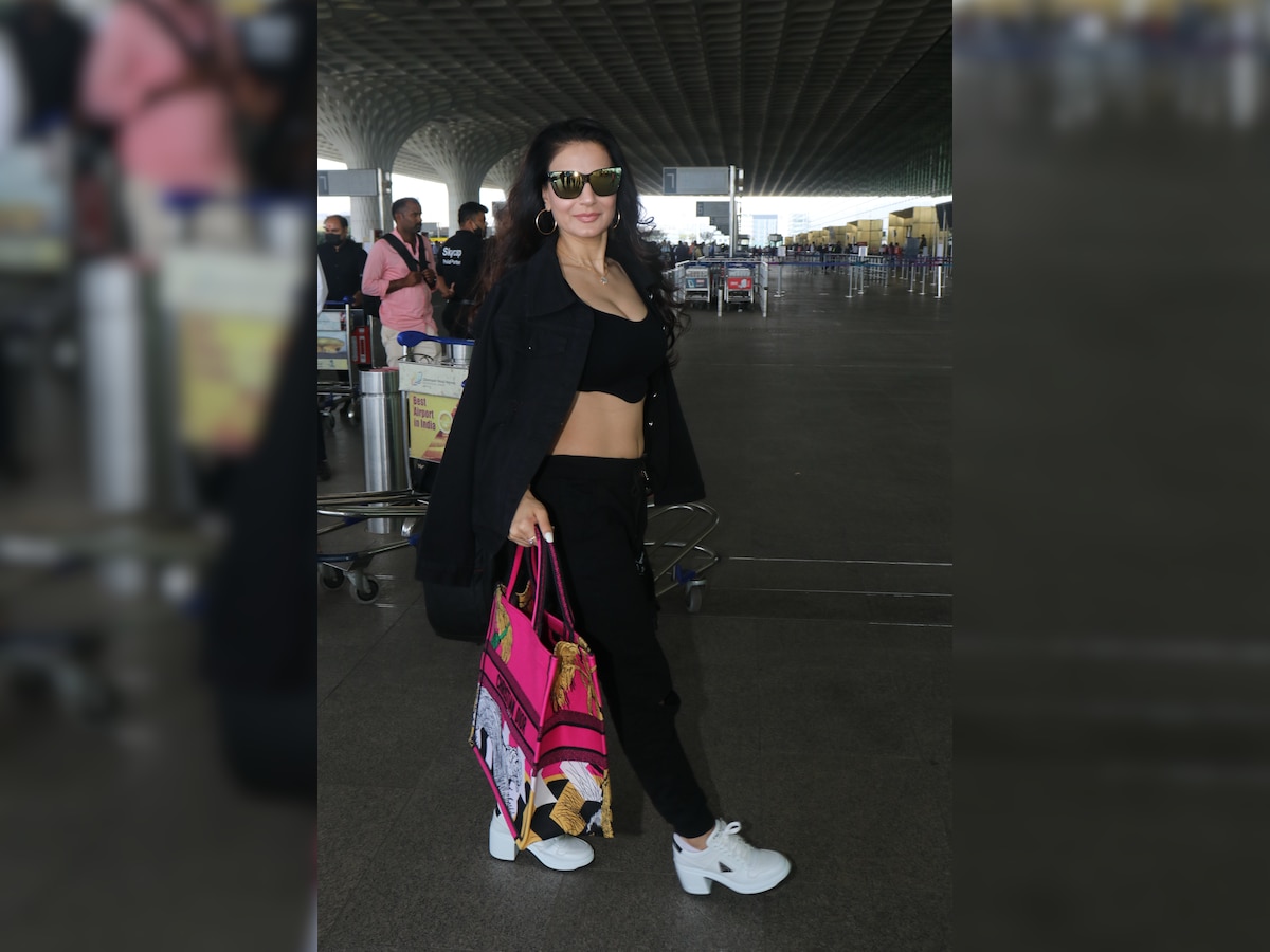 Gadar 2 Sakina aka Ameesha Patel flaunt deep cleavage sexy body in ...