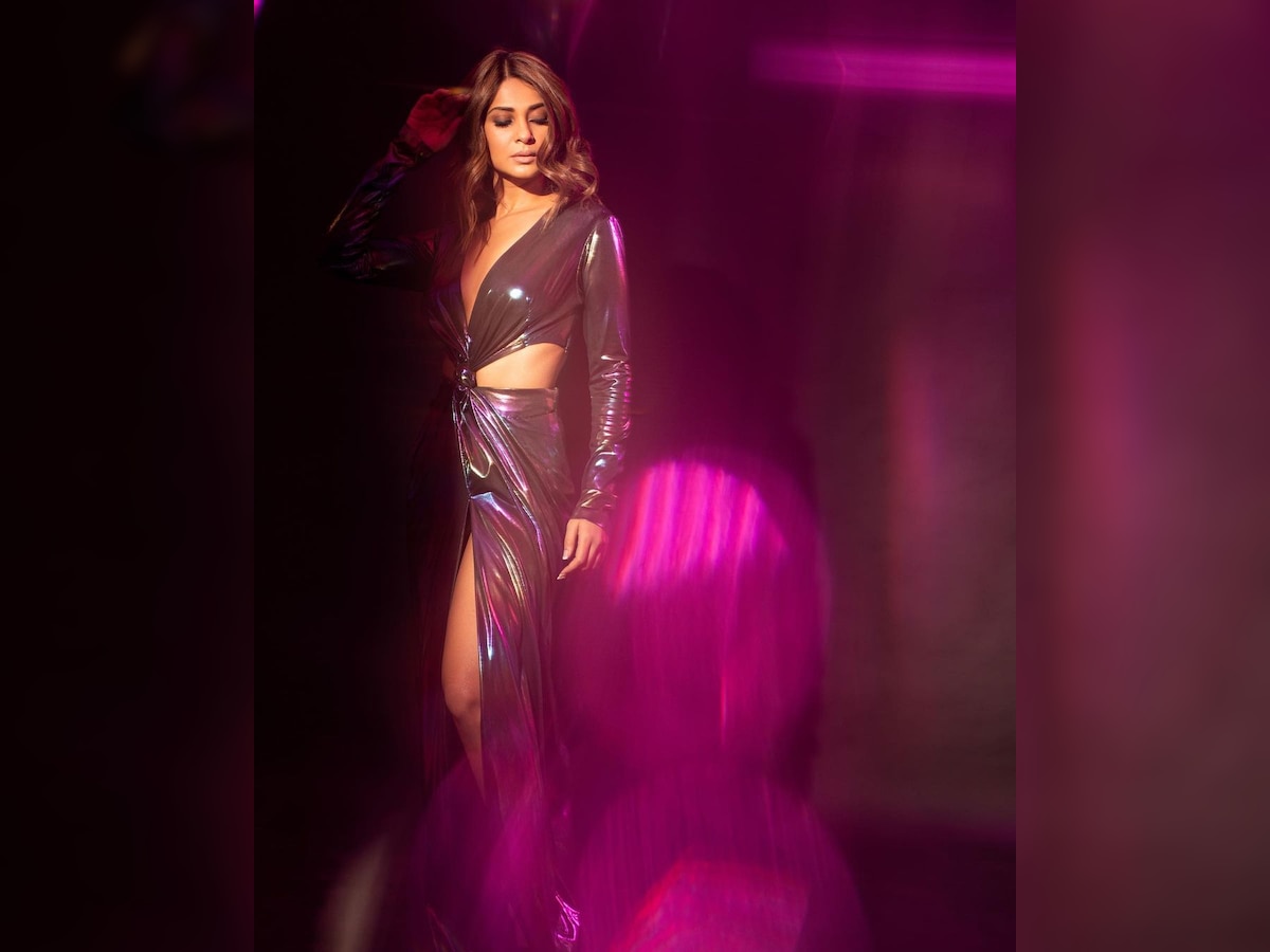 Karan Singh Grover ex wife superbold jennifer winget flaunt sexy legs cleavage hotter than wife ...