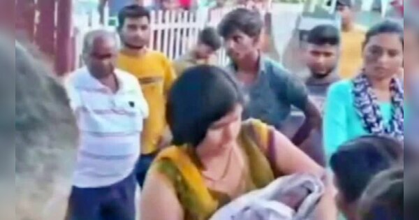 Woman gave birth to a baby girl in passenger train from Patna to Gaya ...