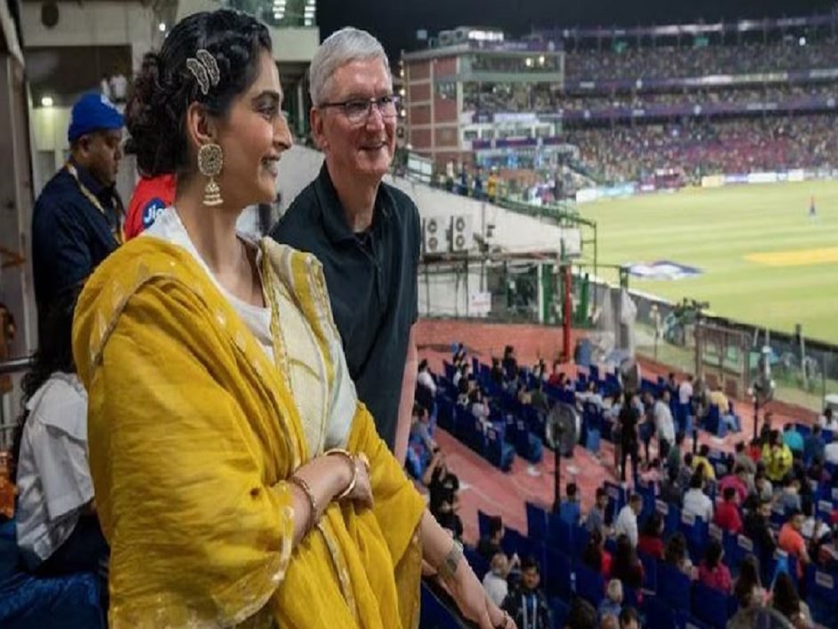 IPL 2023 Apple Ceo Tim Cook Sonam kapoor see during DC vs KKR match ...
