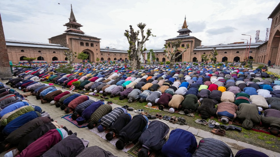 Ramazan last friday alvida juma Namaz head bowed in sajda hands raised ...