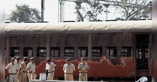 Gujrat riots 2002 Supreme court grants bail to 8 convicts in Godhra ...