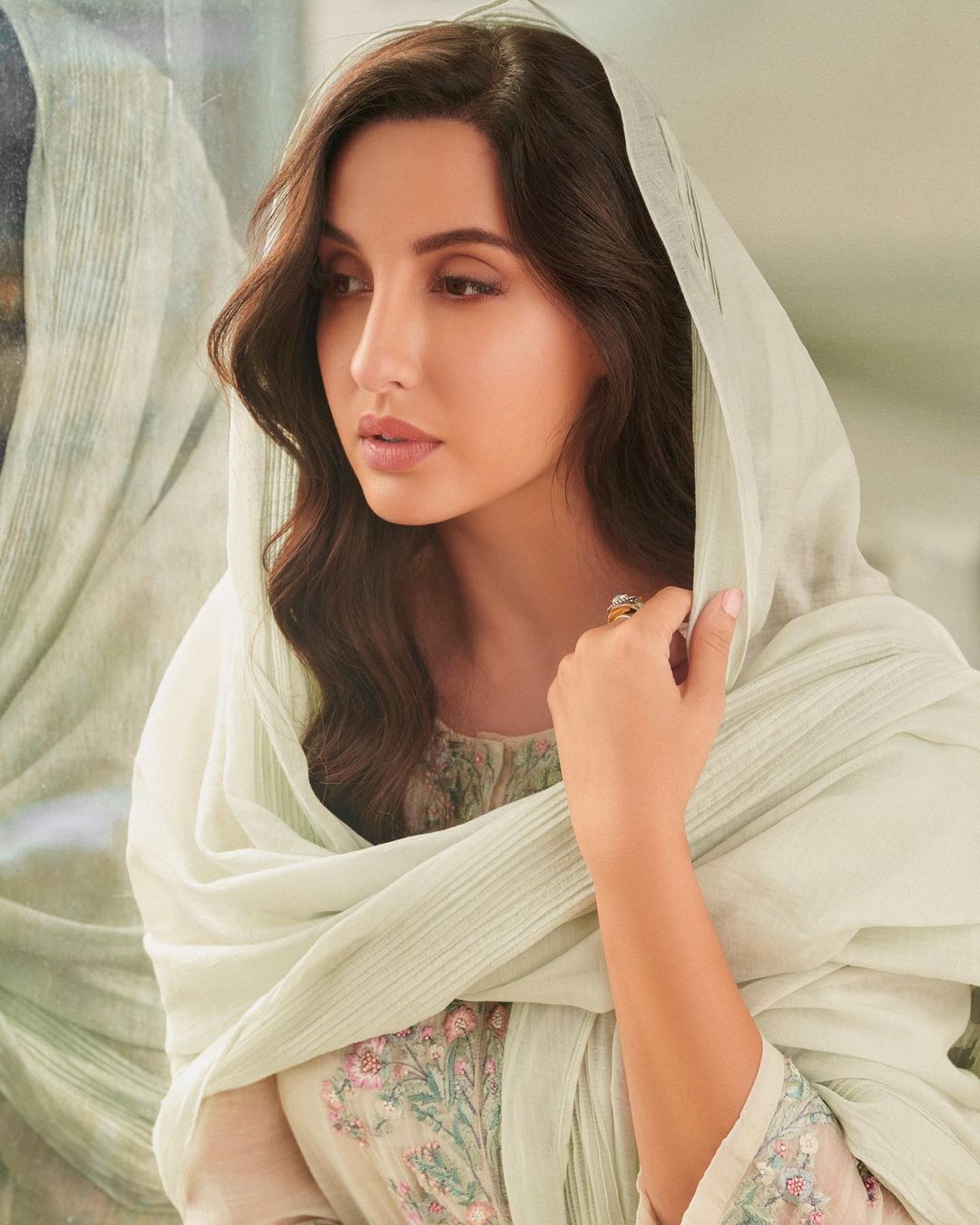 Nora fatehi stylish looks which make her more beautiful and gorgeous ...