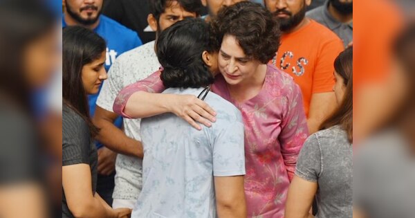 Wrestlers Protest Jantar Mantar Priyanka Gandhi supported pahalwan ...