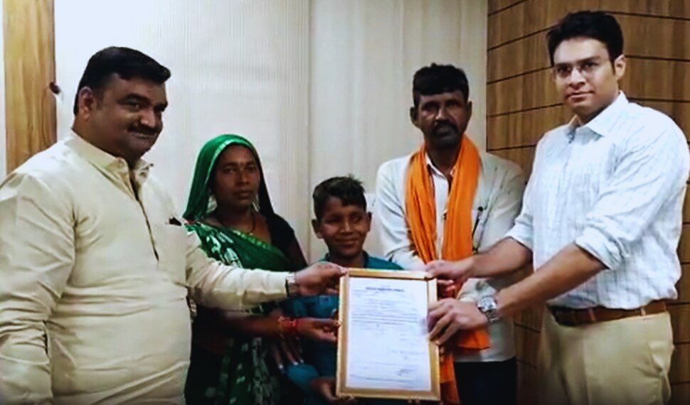 Katni Collector gave 2 acres of land to little visually impaired singer ...