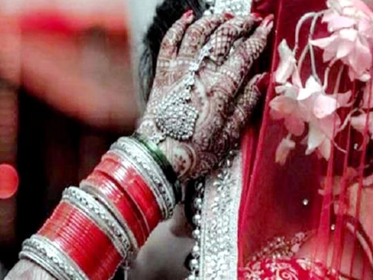 Trending Today Dulhan Friends Gave Funny Reaction On Door Video Viral