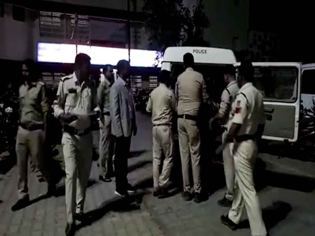 Two drunkards thrashed MP police extra Rewa police force come another ...