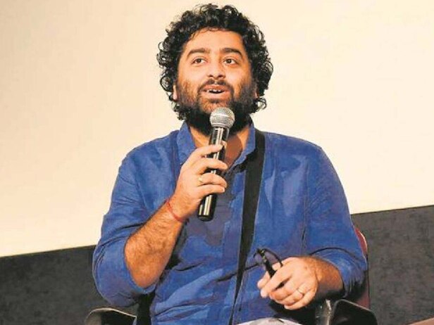 fan misbehave with arijit singh during live concert singer injured his ...
