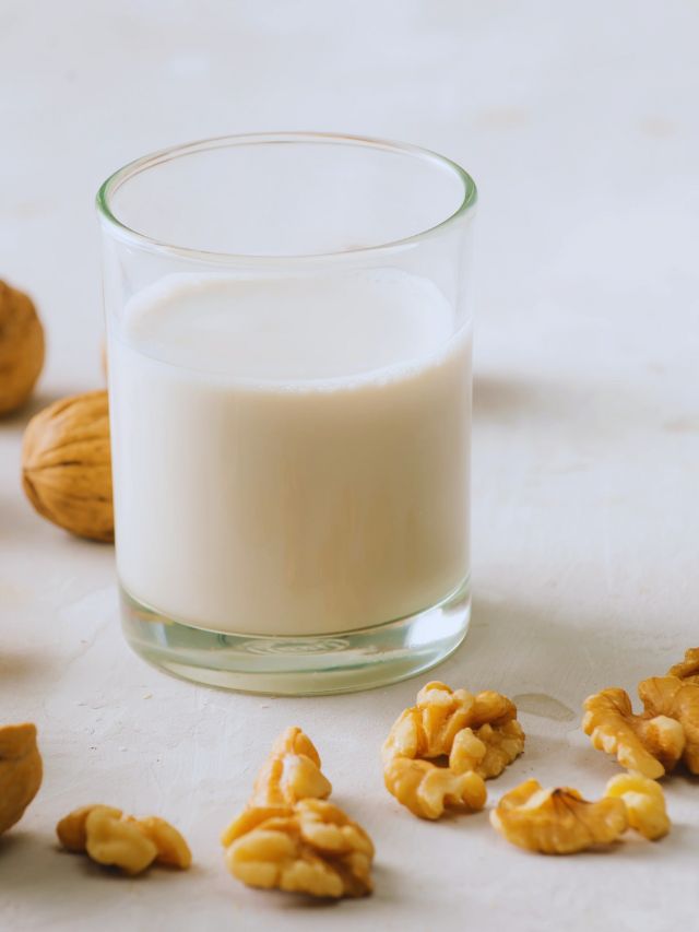 Walnuts and Milk Amazing Health benefits in hindi akhrot aur doodh ke ...