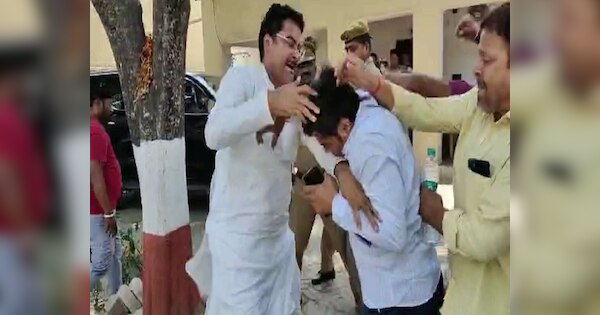 up amethi sp mla rakesh pratap singh beat bjp leader in police station ...