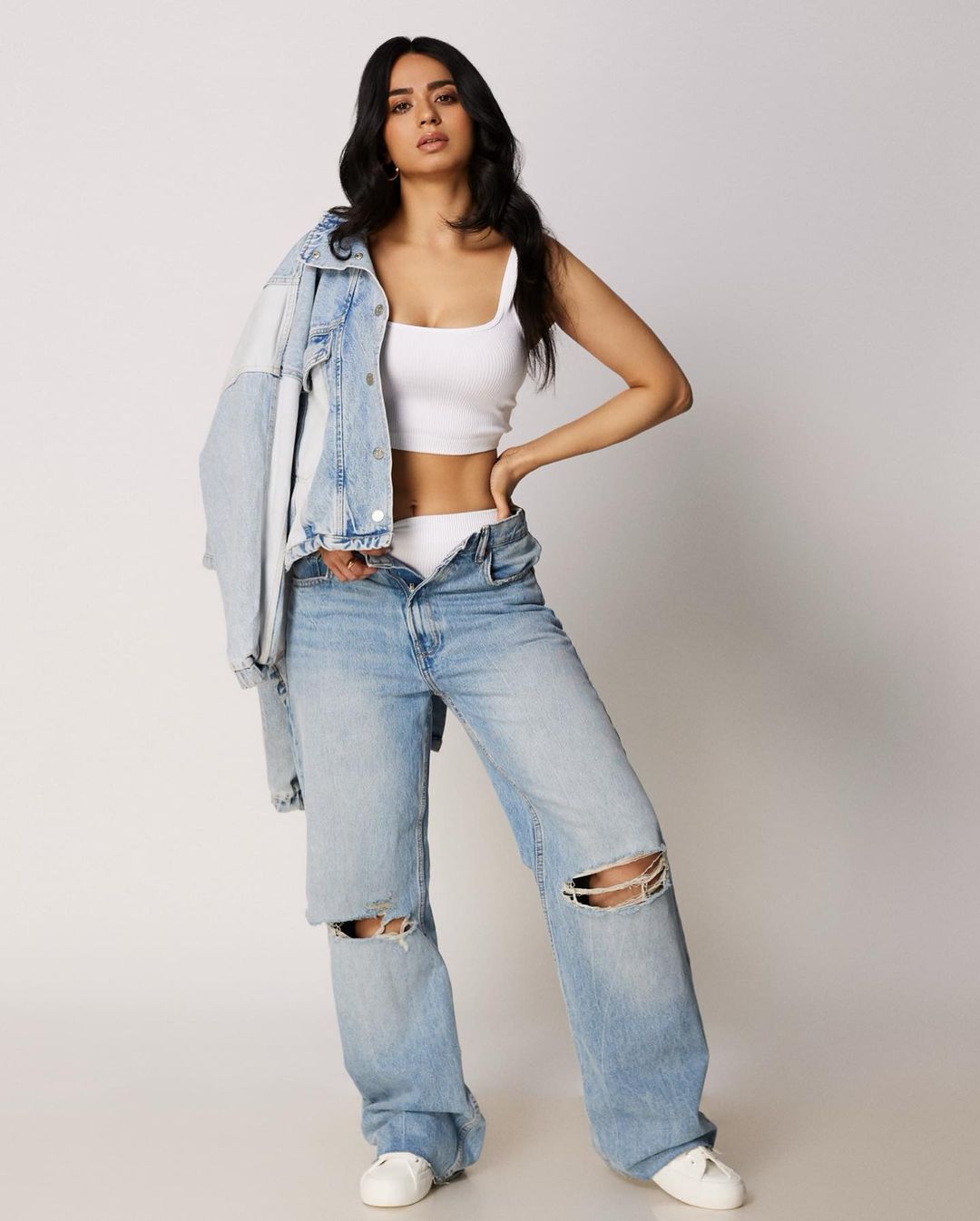 Soundarya Sharma shares photo in black dress flaunts figure front of camera