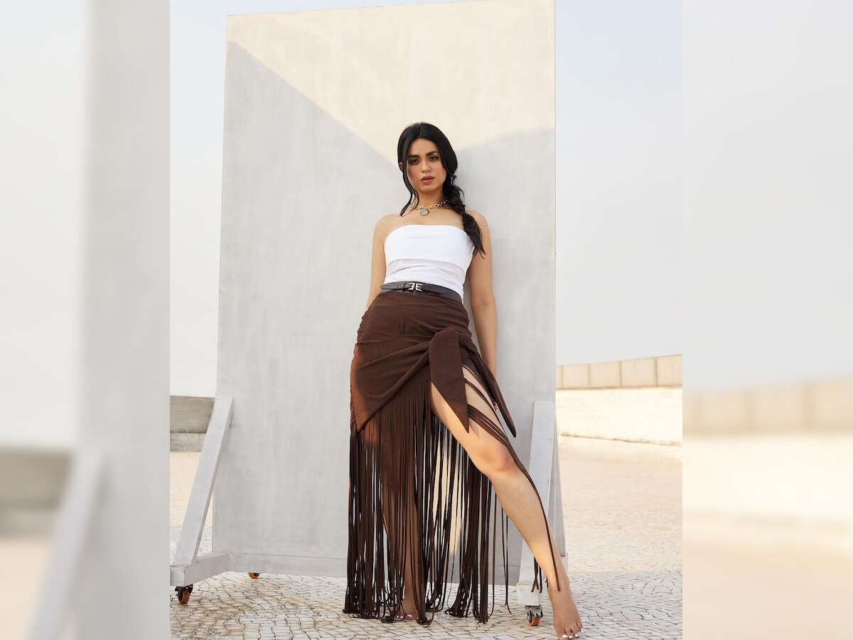 Soundarya Sharma shares photo in black dress flaunts figure front of camera