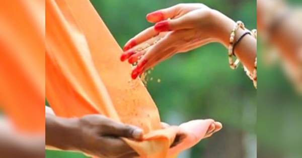 why people offer dakshina importance of dakshina in ved puraan | Ved ...