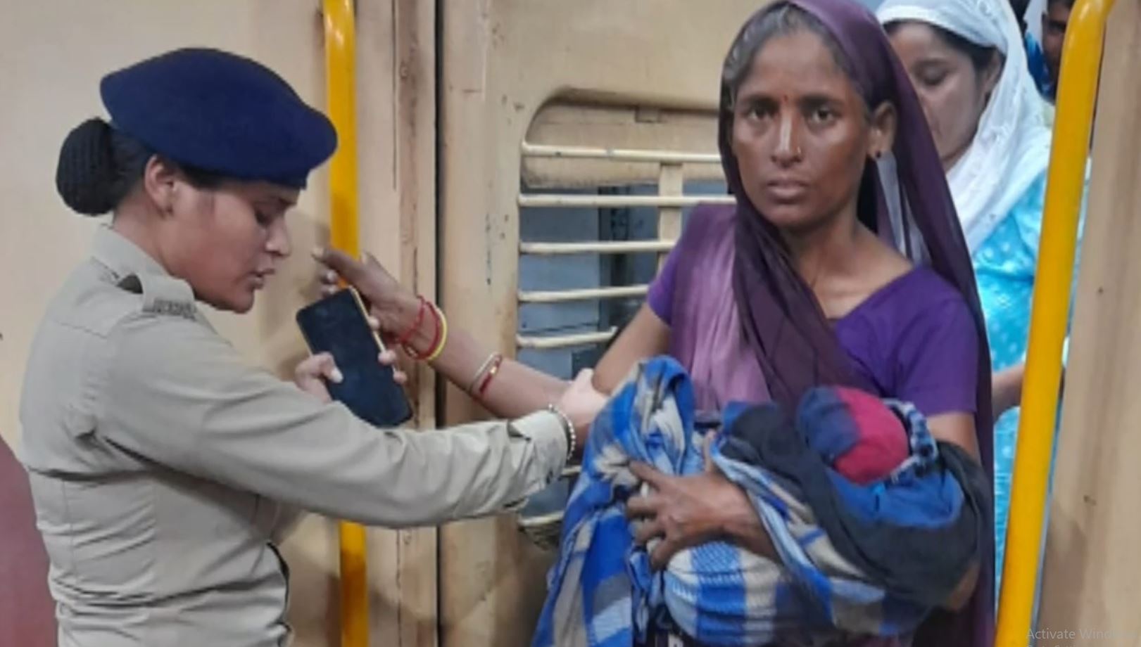 Pregnant woman gave birth to a child in train in Jhansi | झांसी में ...