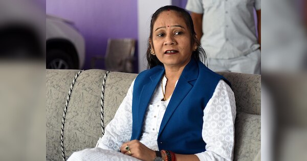 pathariya bsp mla rambai returns money of public from traffic police ...