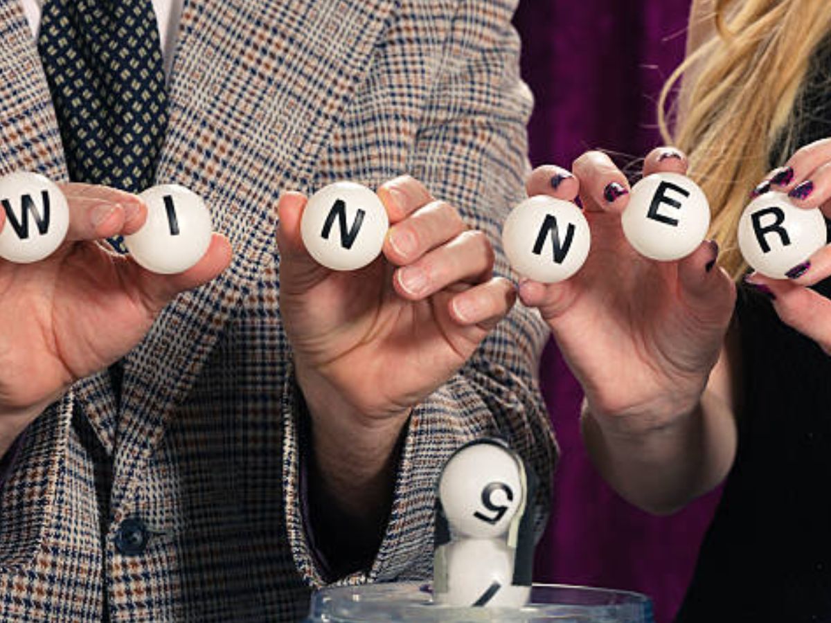 lottery winner lady in office creat history | इस महिला ने तो कमाल कर ...