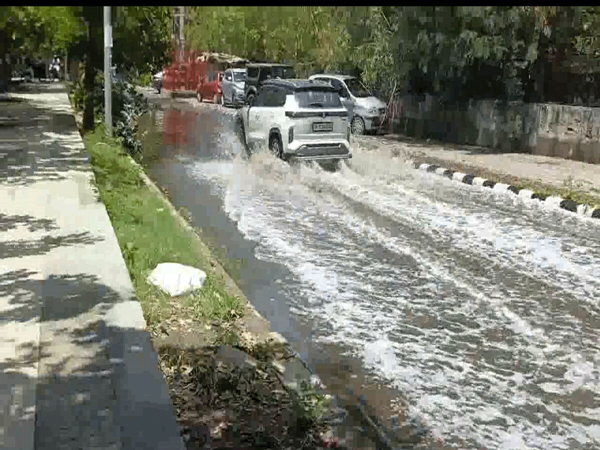 delhi rain waterlogging roads submerged due to few hours rain people ...