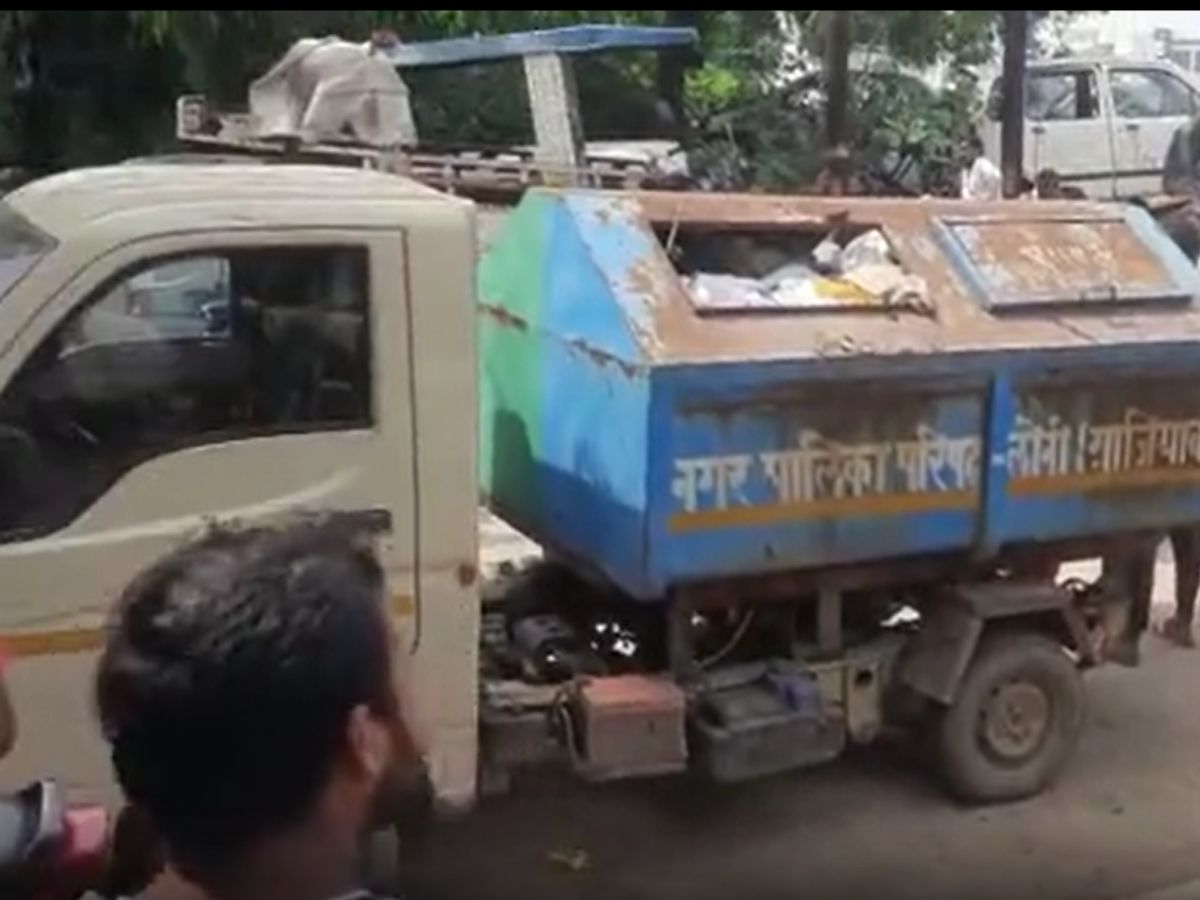Ghaziabad Angry over the Swachh Bharat message running on garbage van ...