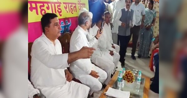 CM Ashok Gehlot got upset in Barmer angrily threw Mike| बाड़मेर में बिगड़ गए सीएम अशोक गहलोत ...