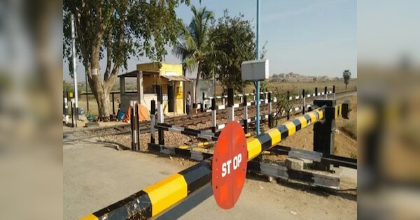 young man got angry after the railway gate was closed, attacked the ...