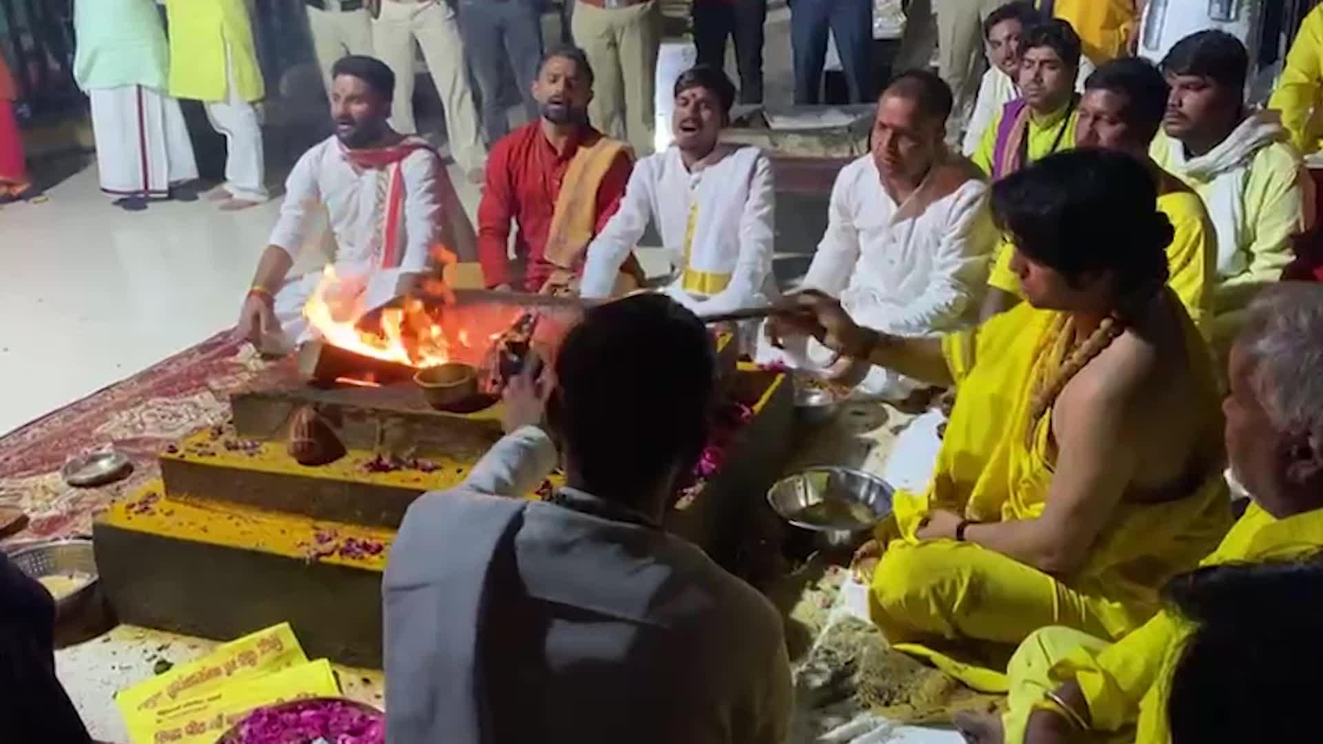 Pandit Dhirendra Shastri suddenly reached Baglamukhi mandir nalkheda at ...