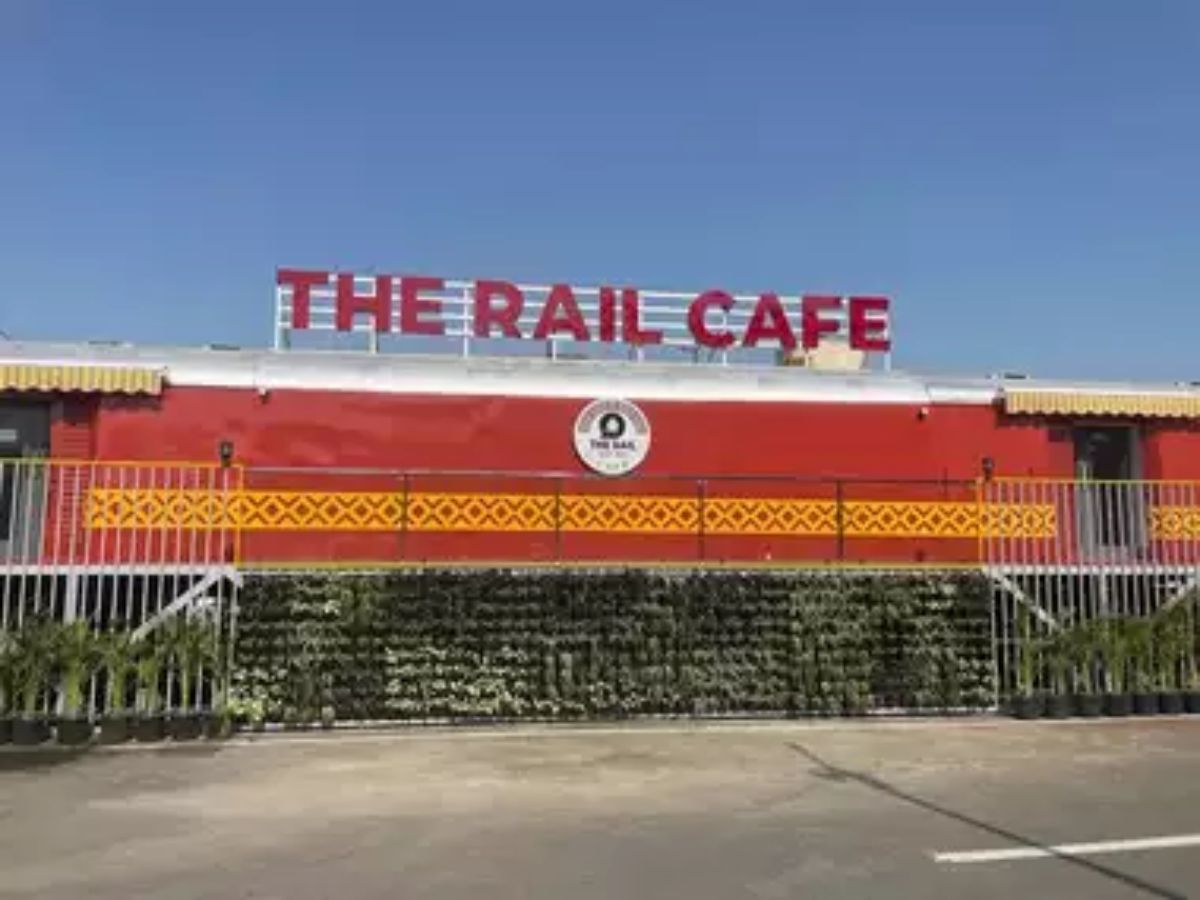 Restaurant On Wheel Country Indias first Rail cafe Started in Bareilly UP | बरेली में खुला देश ...