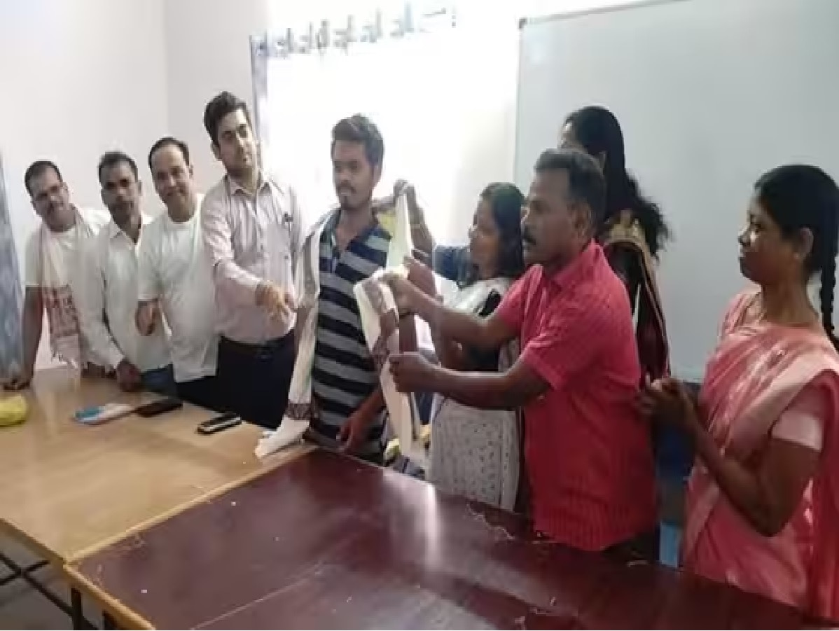 Alex Singh, who was the state topper in CBSE Inter, was honored ...