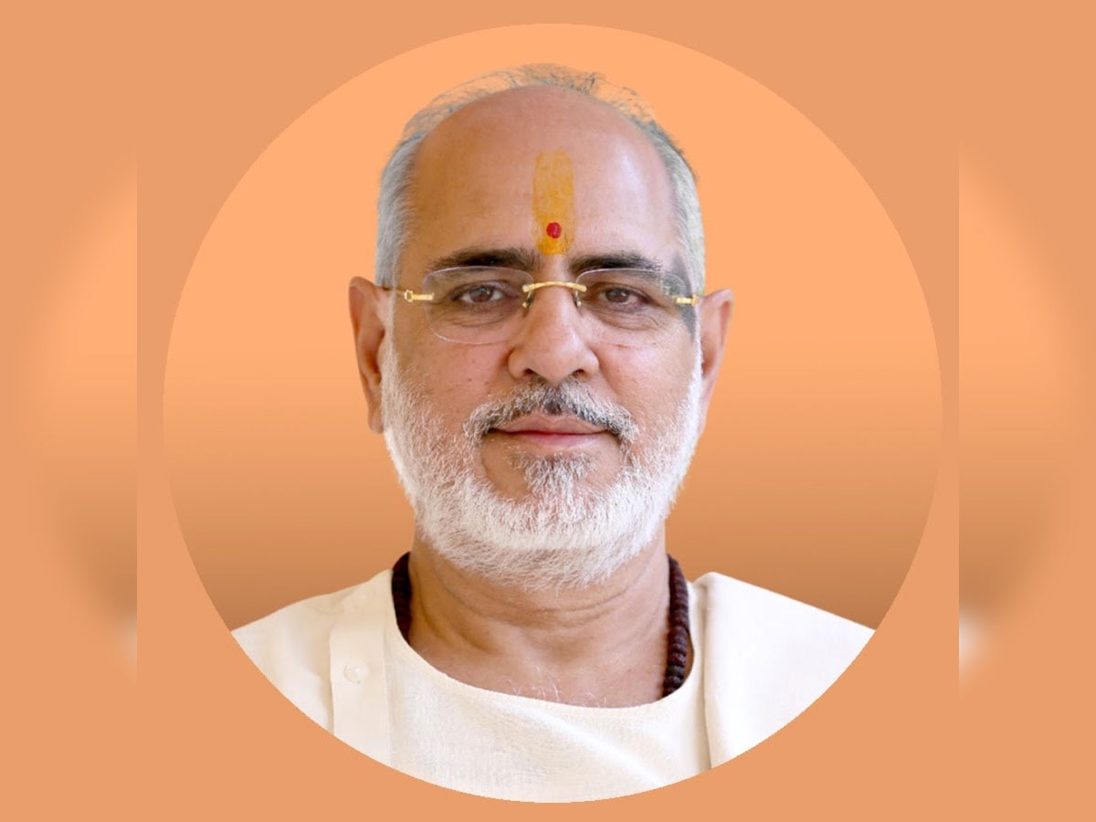 who is the spiritual guru of mukesh ambani Ramesh Bhai Oza known as Bhaishri Maharaj | BhaiShree ...