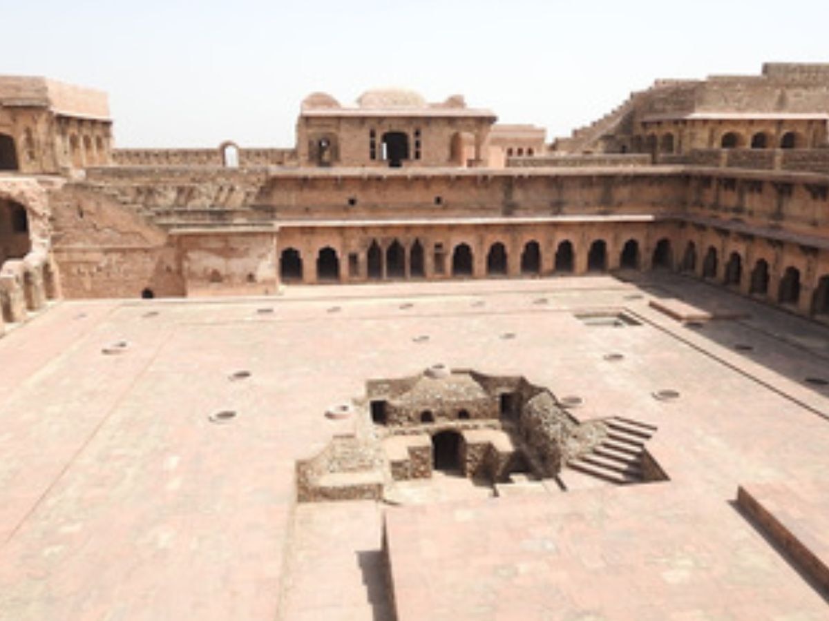 most mysterious and horror fort of india located in Garhkundar niwari ...