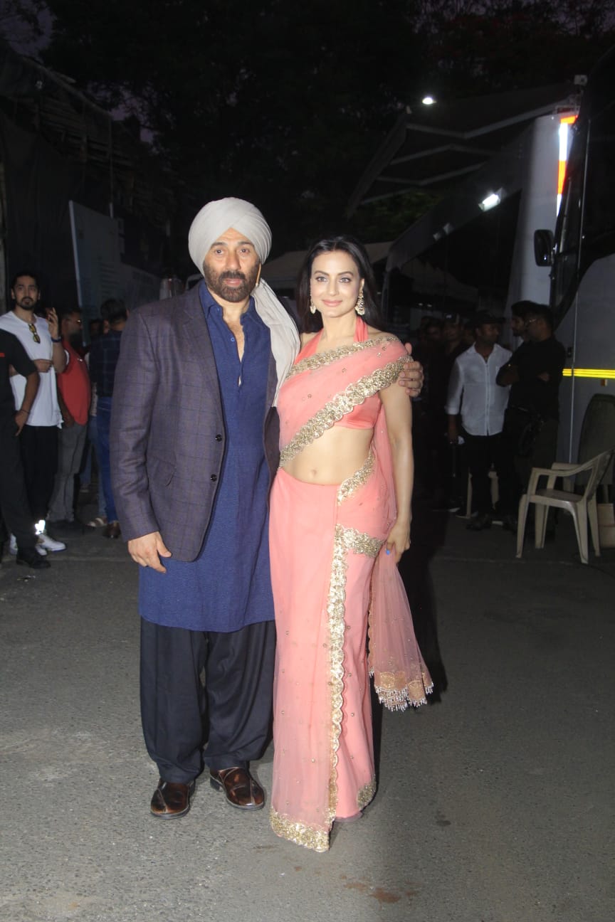 Gadar 2 star cast Sunny deol and ameesha patel spotted on the set of the kapil sharma show |बेटे ...