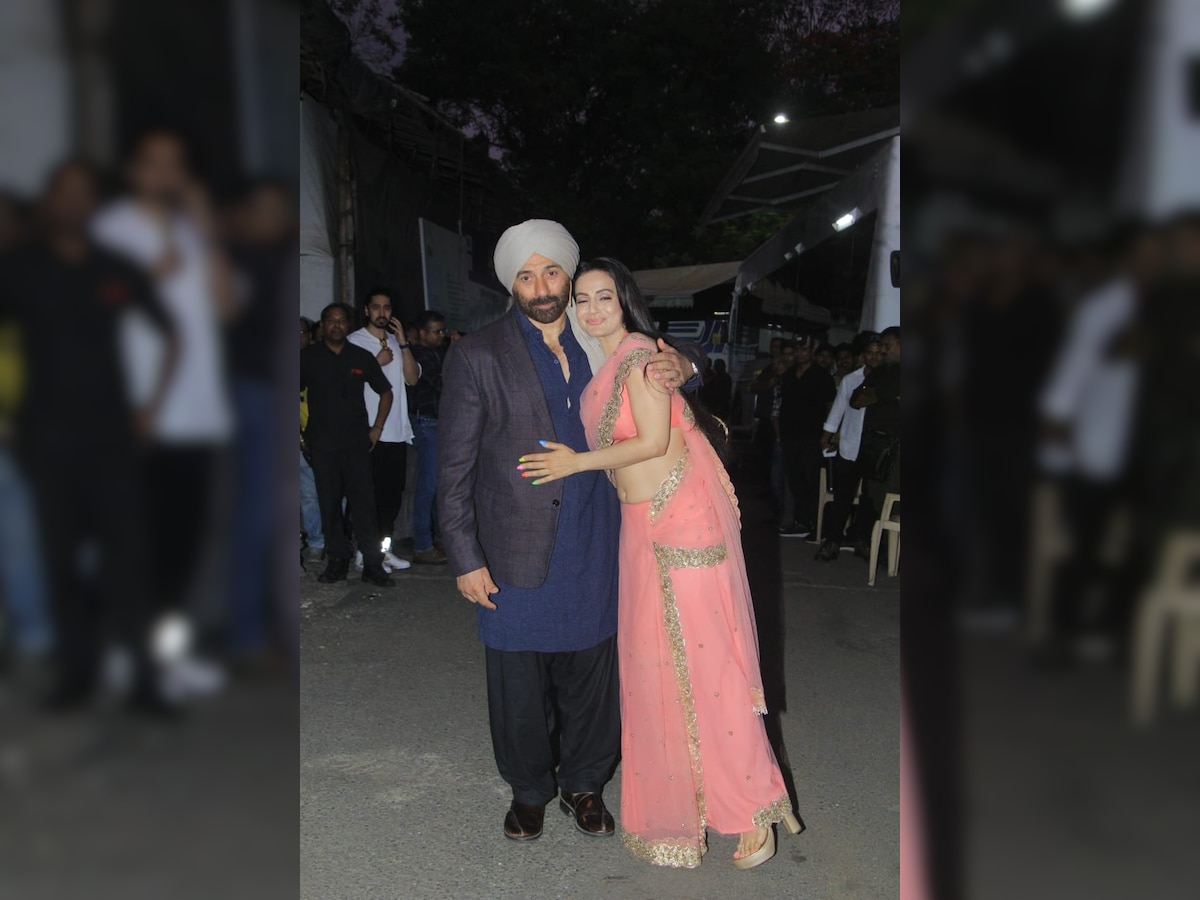 Gadar 2 star cast Sunny deol and ameesha patel spotted on the set of the kapil sharma show |बेटे ...