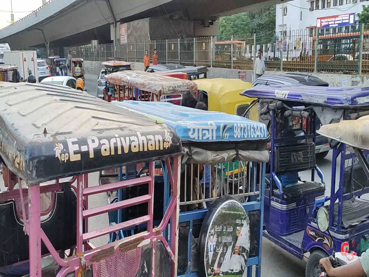 jam in azadpur by e rikshaw traffic police doing not any action arvind ...