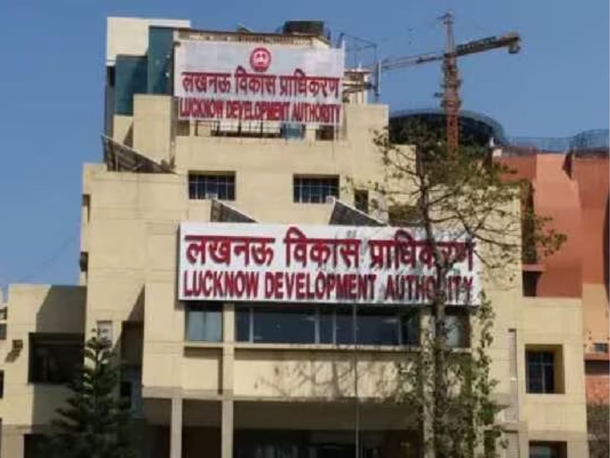 Lucknow Development Authority action on builder Aishbagh Height Apartments made on garbage ...