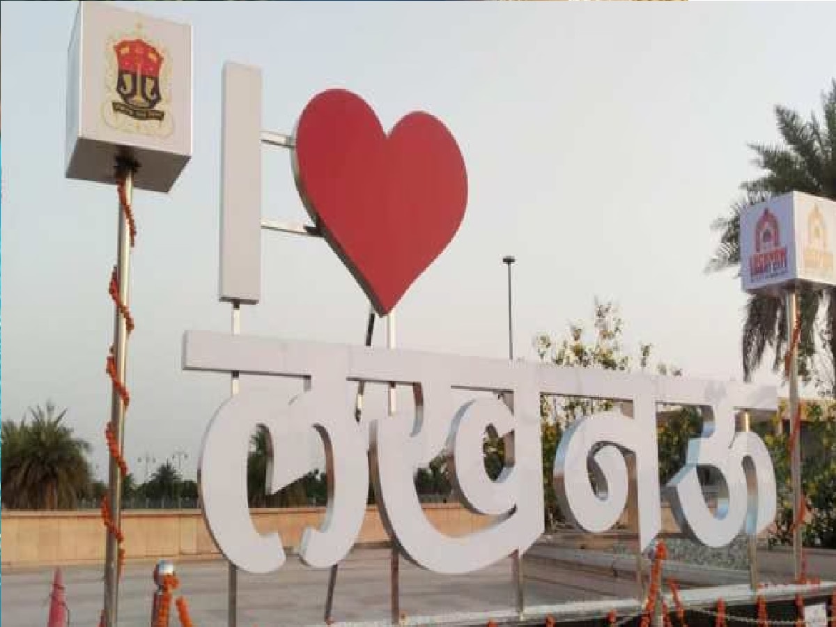 Uttar Pradesh Lucknow officers who came to check the license of the IAS ...