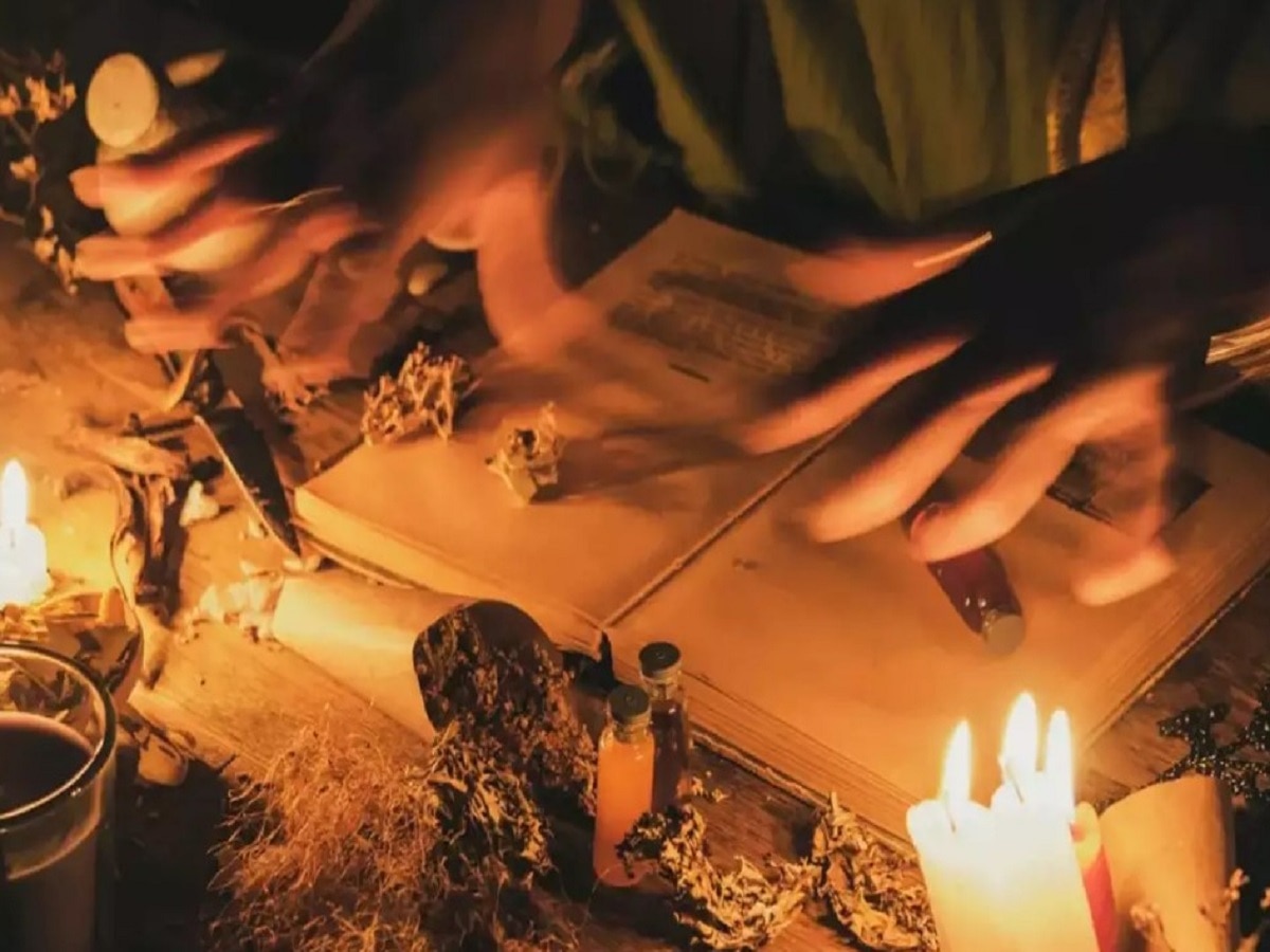 Black Magic Signs: ଏହିସବୁ ସଙ୍କେତ ଦେଖୁଥିଲେ ସାବଧାନ ! ଗୁଣିଗାରେଡିର ପଡ଼ିଛି ...