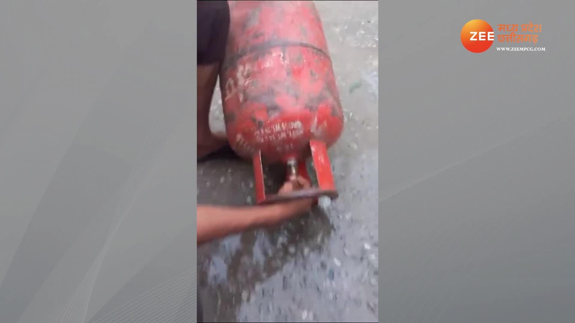 Indian lpg gas cylinder filled with water in the place of gas video ...