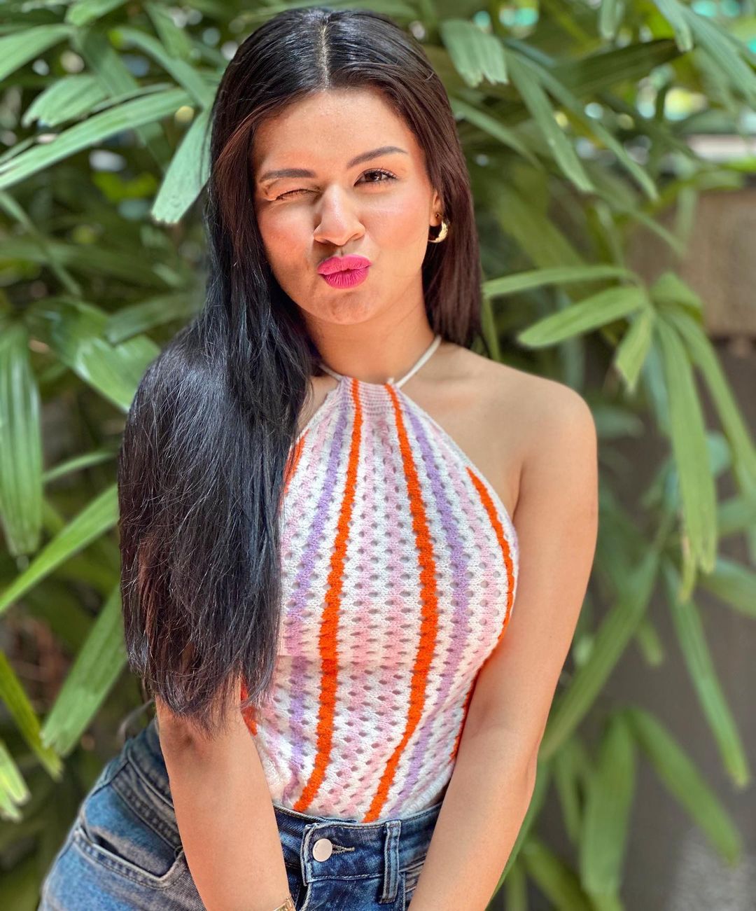 Avneet Kaur shares photos in backless dress photos goes viral