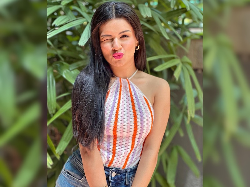 Avneet Kaur shares photos in backless dress photos goes viral