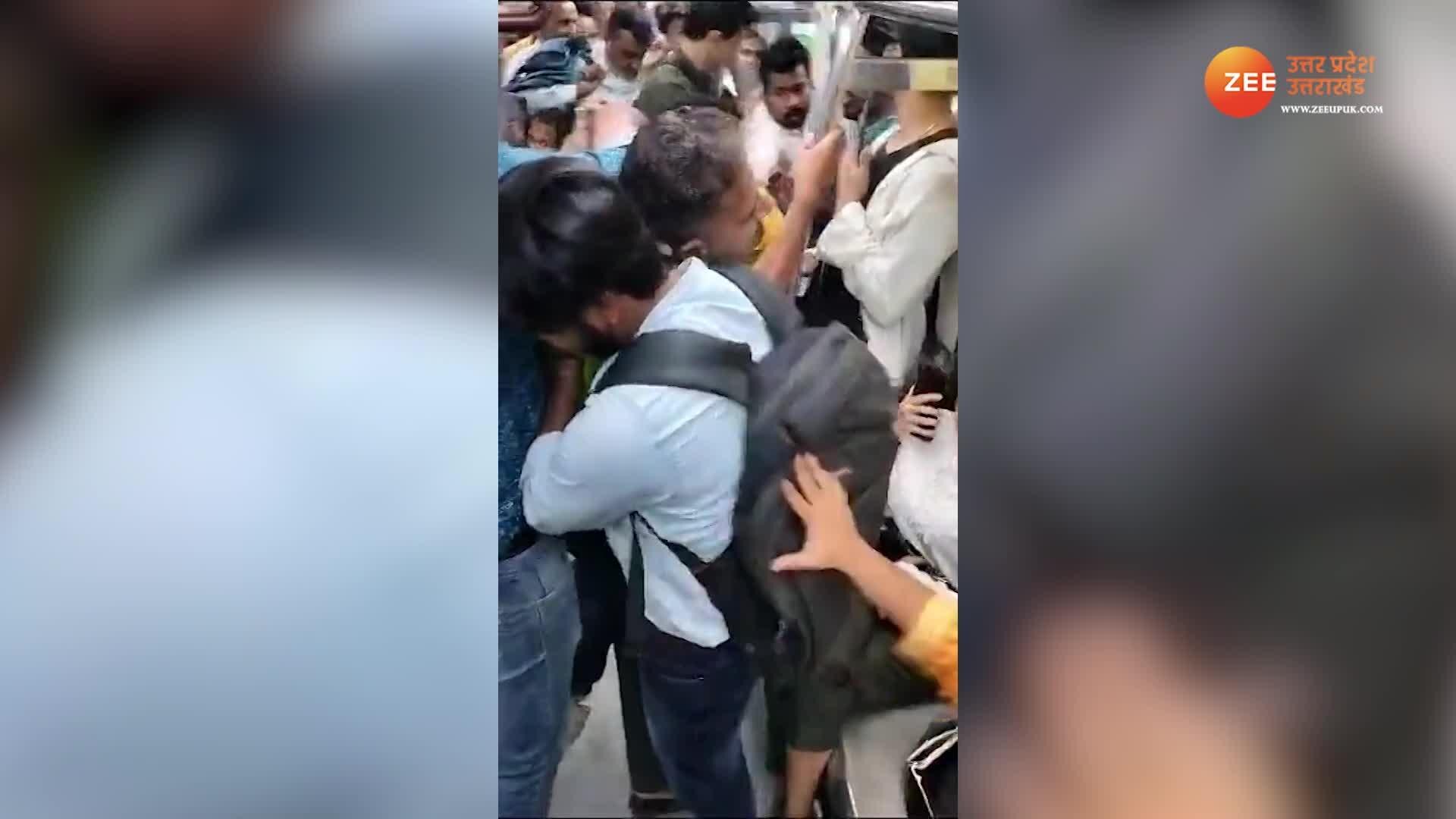 Fierce scuffle between two passengers in Delhi Metro Video viral on ...