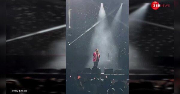 atif aslam forgot lyrics raj kapoor song jeena isi ka naam during live ...