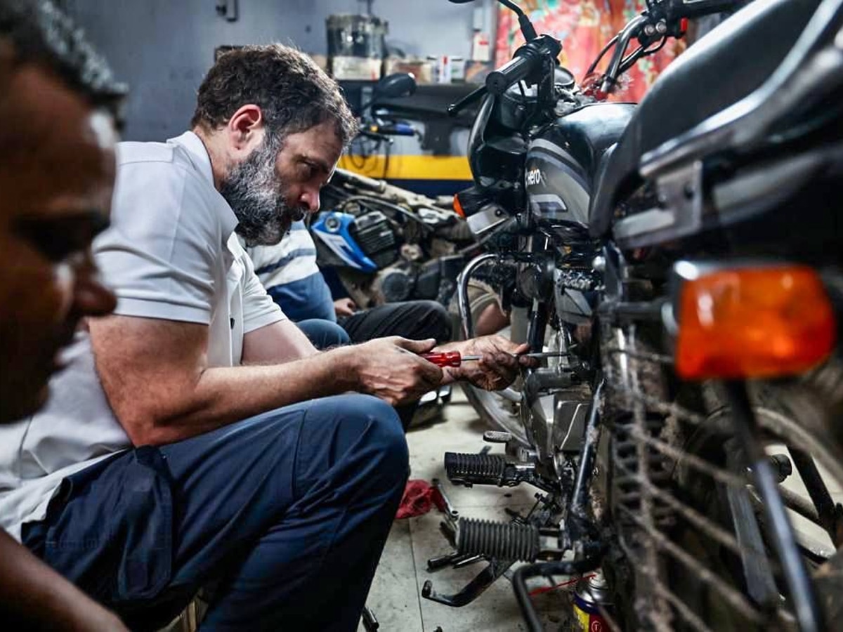 Rahul Gandhi reach Motorcycle Mechanics Workshop and repair Bike in ...