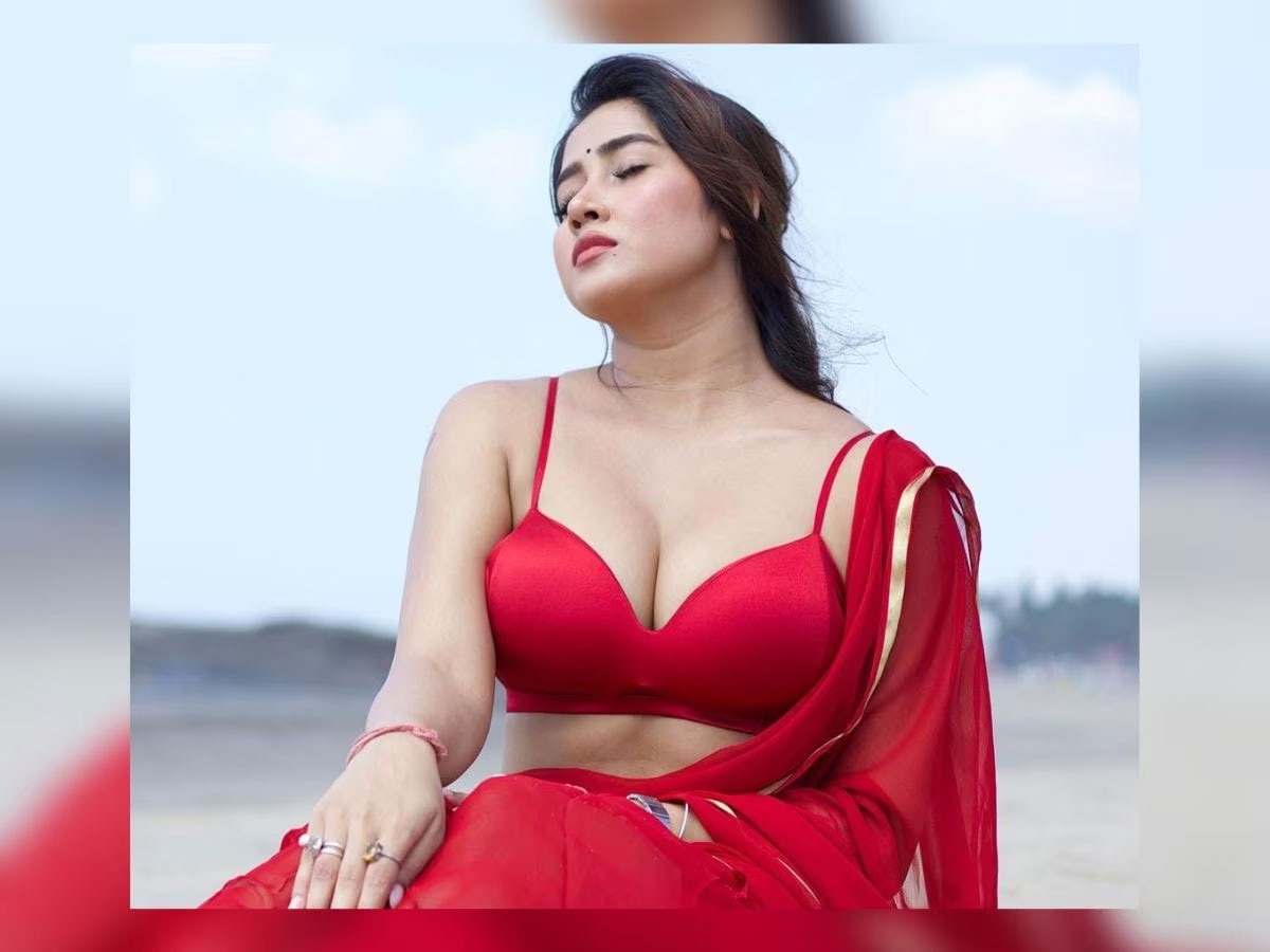 entertainment news sofia Ansari was bathing in front of camera in rain photos viral| बारिश में ...