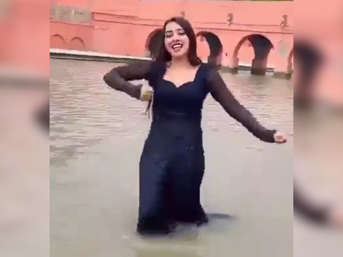 girl dance in Saryu river ayodhya watch viral video | Dance : काले सूट ...