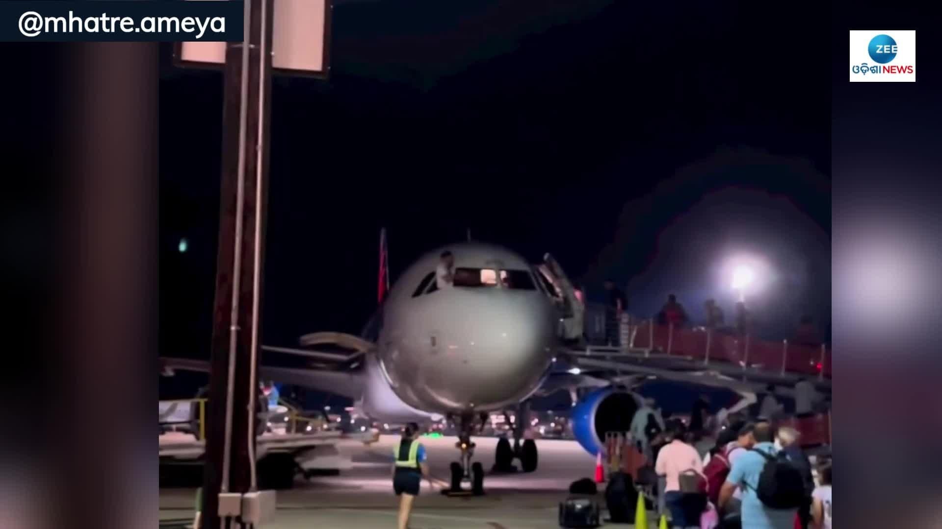 Pilot Cleaning Aeroplane Window Using Cloth Video Viral | Desi Juggad ...